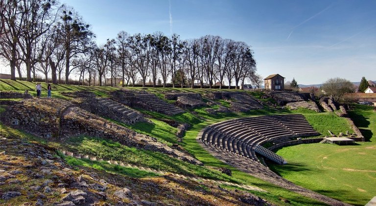 Le Théâtre Romain d'Autun - GuideVoyageur.fr